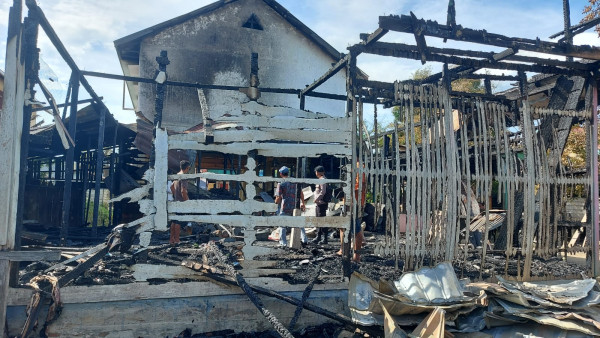 Diduga karena Obat Nyamuk, Rumah Dua Lantai di Long Merah Mahulu Hangus Terbakar | Korankaltim.com