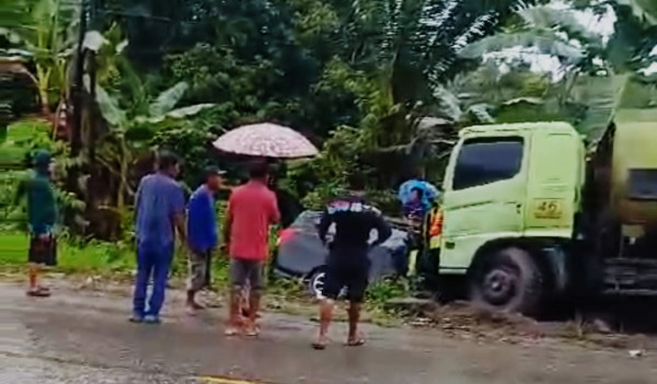 Laka Lantas di Jalur Sangatta-Bengalon, Mobil vs Truk Adu Banteng | Korankaltim.com