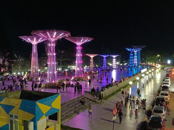 Taman Kota Raja Tenggarong Diserbu Masyarakat Dari Luar Daerah ...