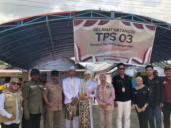 Pengantin Baru Ikut Mencoblos di TPS 003 Desa Bukit Raya Saat PSU ...