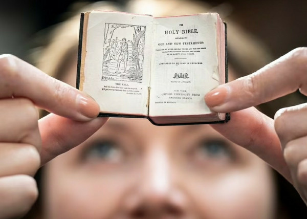 Alkitab Mini Abad ke-16 Ditemukan, Asal Usulnya Masih Misteri ...