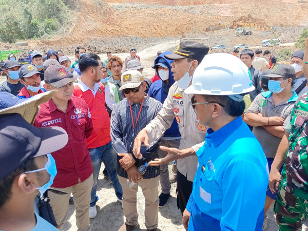 Rumah Warga Retak Akibat Peledakan oleh PT KSM di Kedang Ipil, Sekolah ...