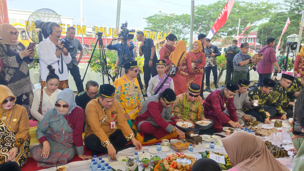 Beseprah, Tradisi Makan Bersama Raja dengan Rakyat yang Diserbu ...