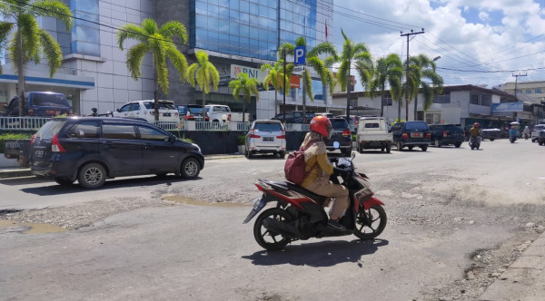 Lubang di Jalan Pulau Sebatik Makin Dalam | Korankaltim.com