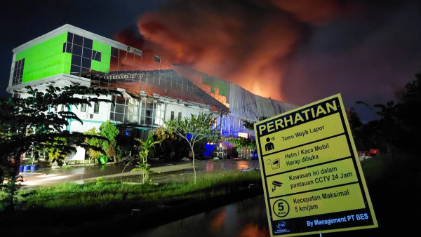 Petugas Belum Berani Masuk ke TKP, Api Masih Menyala di Gudang ...