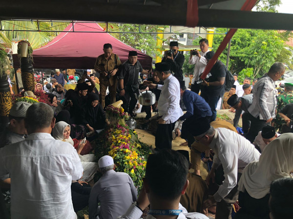 Jenazah Awang Faroek Dimakamkan Samping Makam Anaknya Awang Ferdian ...