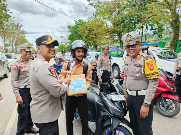 Satlantas Polres Paser Beri Reward Pengendara yang Tertib Dalam Operasi Keselamatan Mahakam 2025 ...