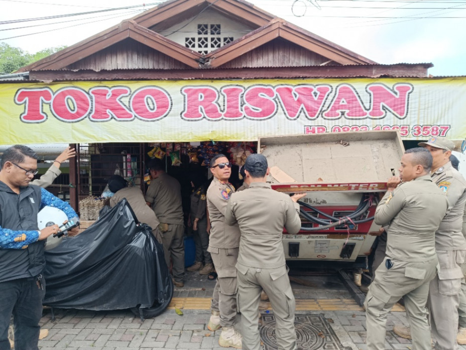 Petugas Gabungan Razia Pom Mini di Sepanjang Jalan Protokol Kota Balikpapan