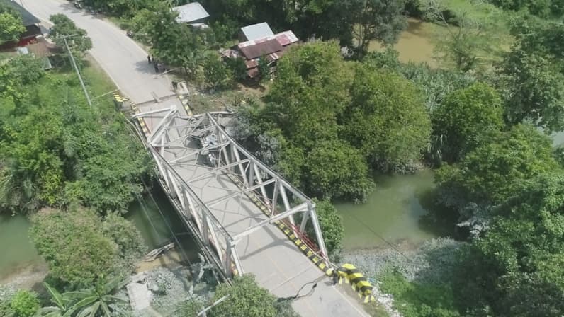 Truk Tronton Tabrak Tiang Jembatan di Desa Busui Paser akibatkan Sopir ...