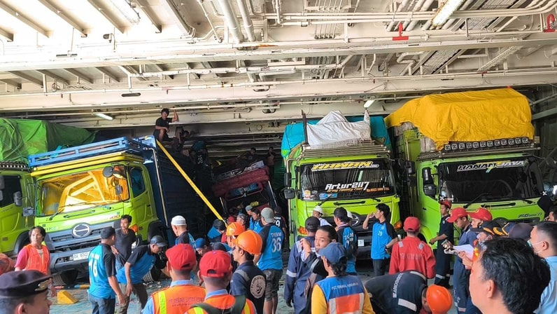 Miring Saat Sandar, Evakuasi Penumpang Feri Dharma Kartika IX Jadi ...